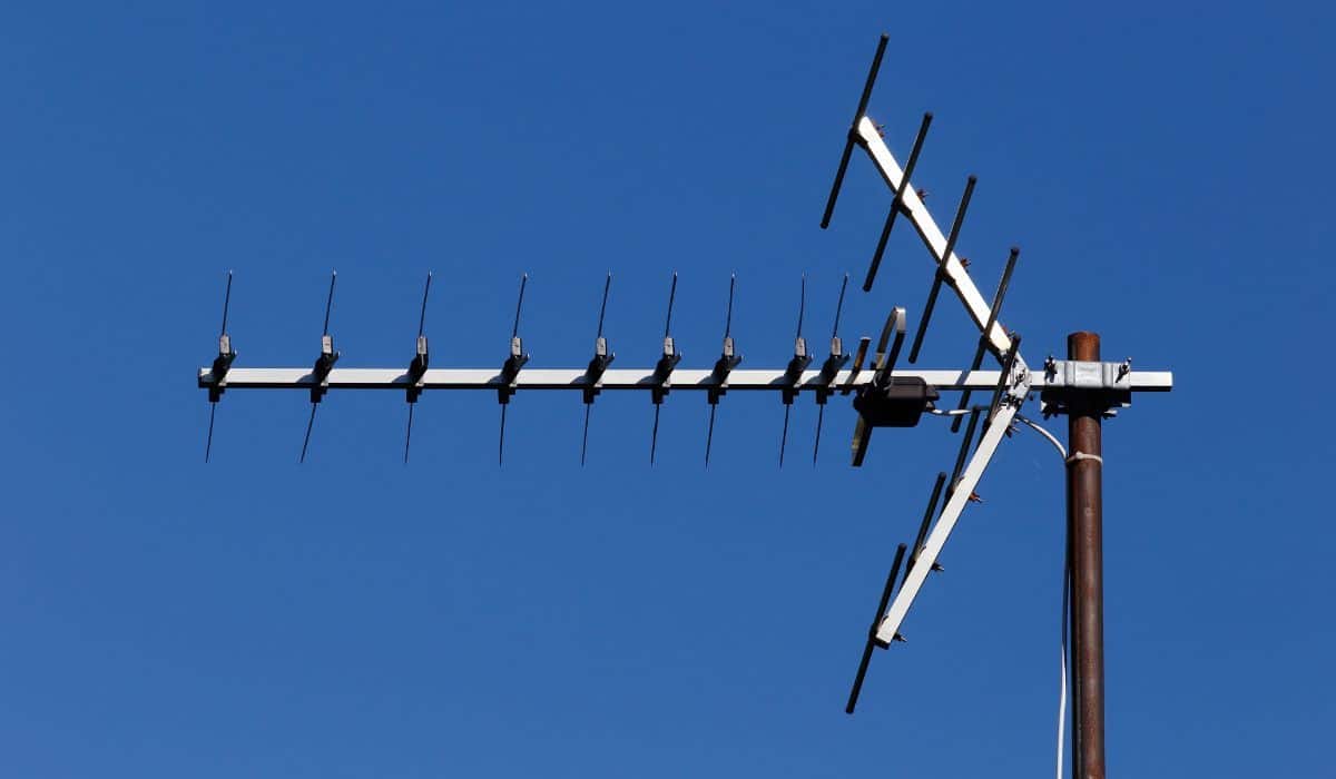 How Far Can Ham Radio Reach? (Distance & Settings) - Hobby Knowhow